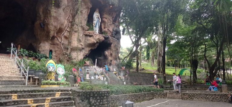 Libur Natal, Ribuan Peziarah Padati Kawasan Gereja Puh Sarang Kediri - SRTV